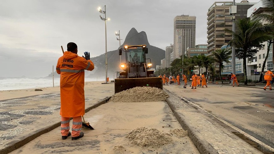 Com ressaca, ondas invadem calçadão da praia do Leblon e levam areia ...