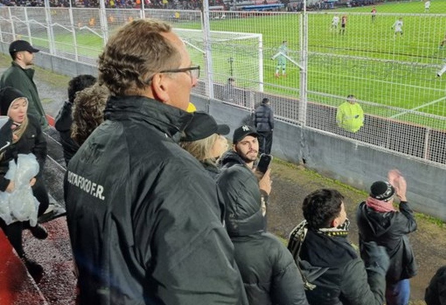 John Textor assiste Patronato x Botafogo no meio da torcida alvinegra