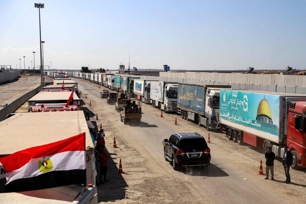 Comboio de caminhões de ajuda humanitária entra em Gaza; veja fotos