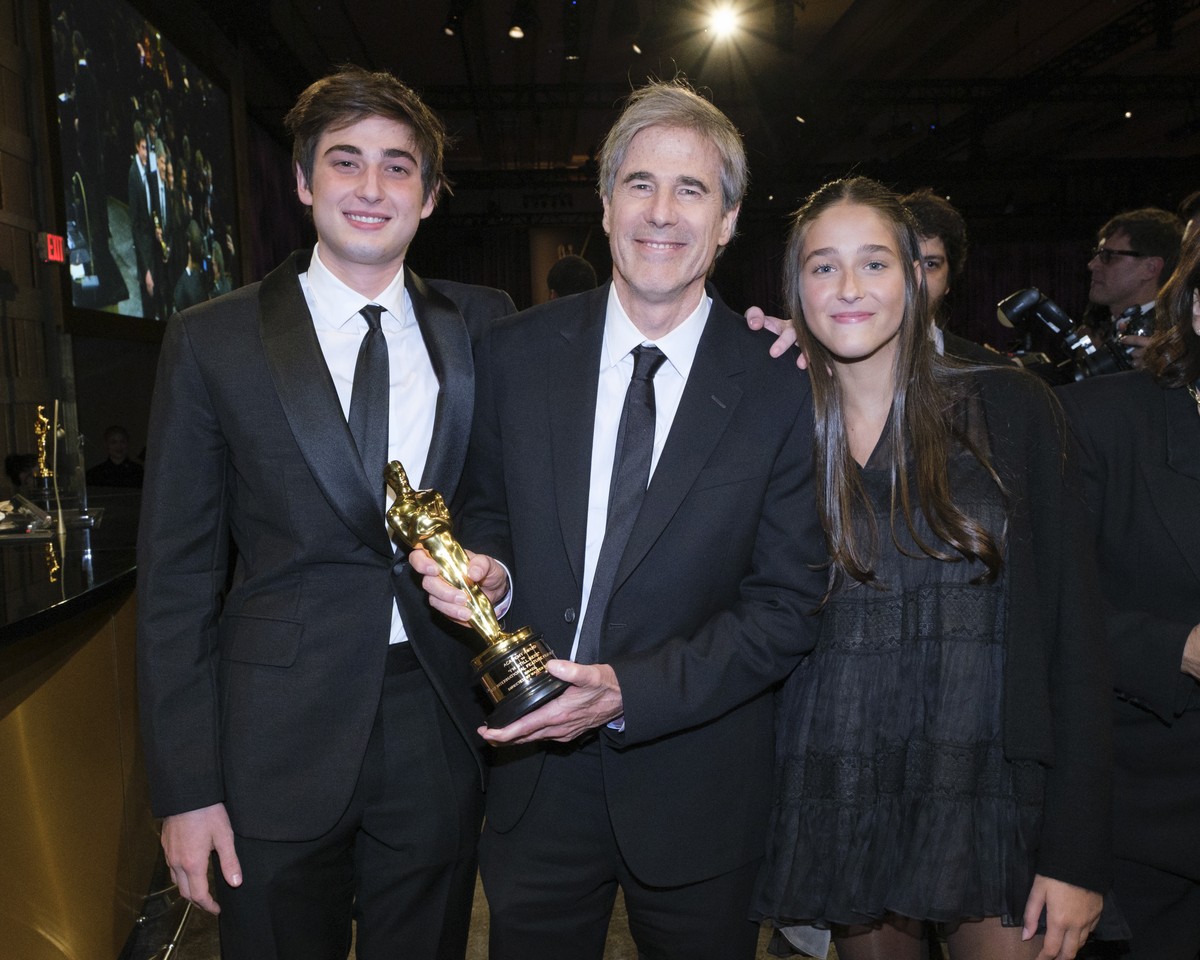 Geralmente discreto, Walter Salles aparece em fotos com os filhos após ...