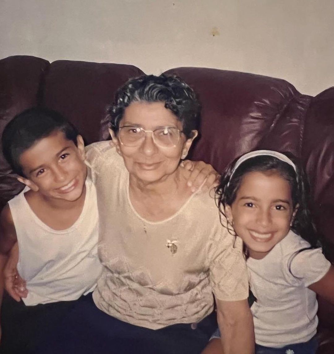 Mãe de Anitta recorda gravidez em post no aniversário de 30 anos da cantora