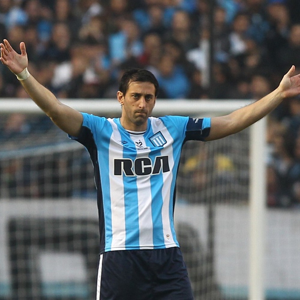 Suárez é suspenso por seis jogos após cuspir em adversário