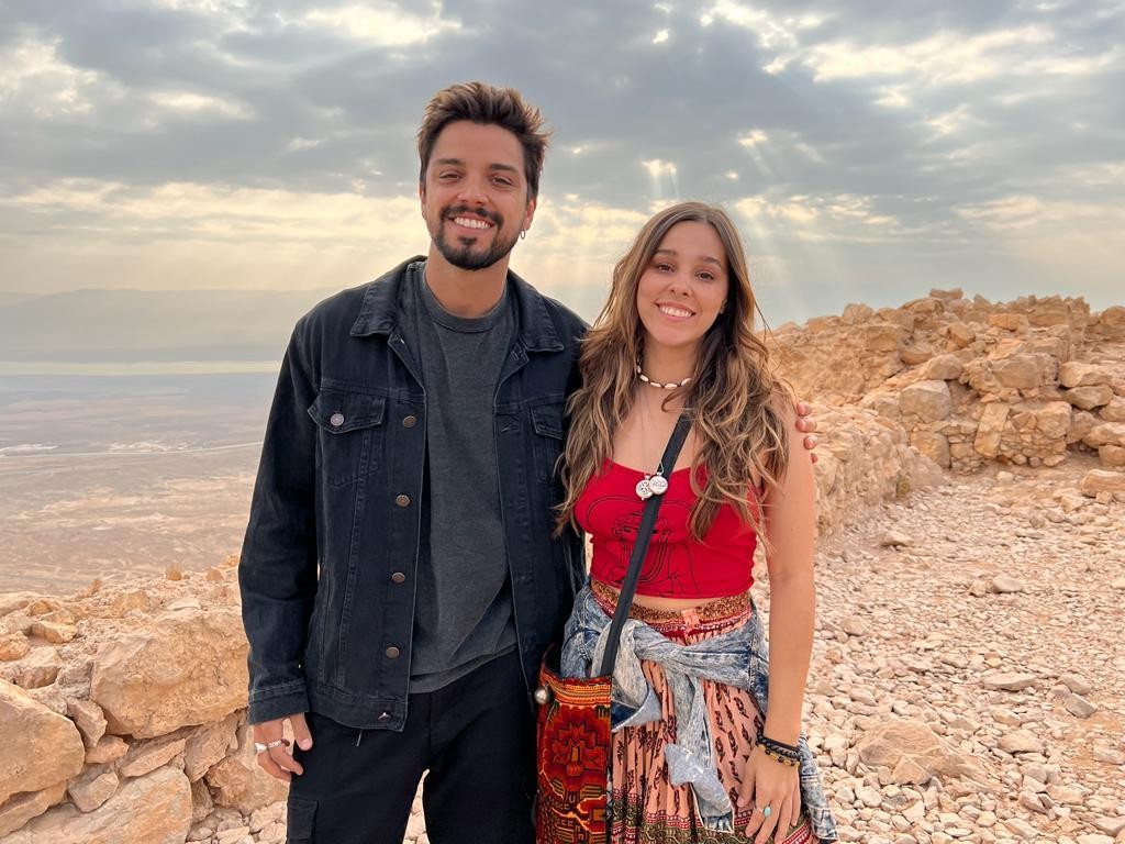 Rodrigo Simas e Thati Lopes rodam filme em Israel. Saiba mais e veja fotos