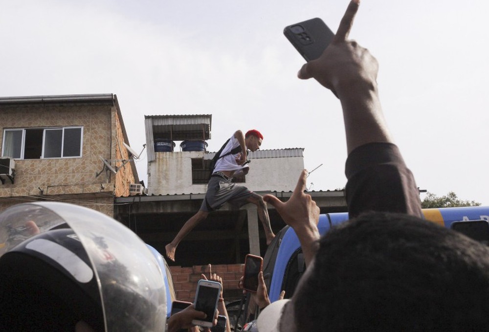 MC Poze do Rodo chega ao Complexo de Gericinó para aguardar a saída de ...