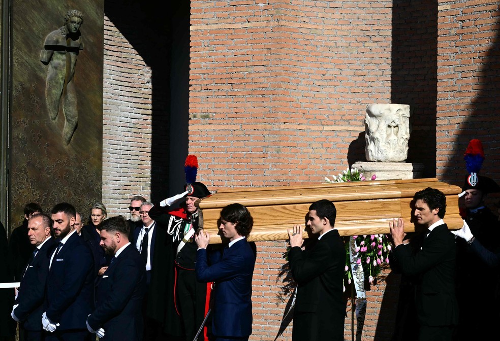 De Anne Hathaway a Liz Hurley, celebridades de todo o mundo comparecem ...