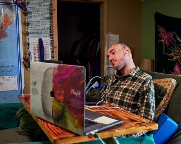 'É incrível': primeiro homem a receber chip da Neuralink, de Musk ...