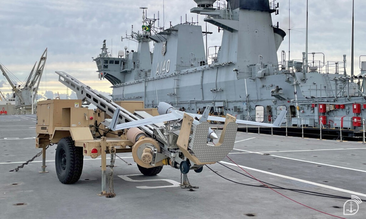 Marinha lança pela 1ª vez drone a partir de navio enviado para ajudar ...