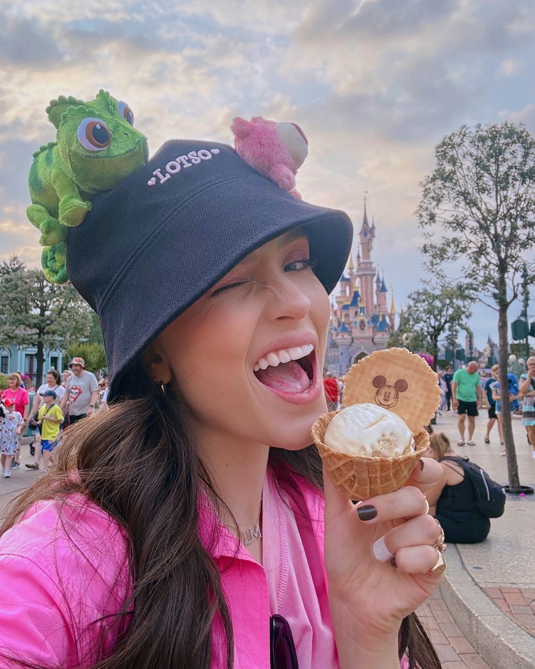 Larissa Manoela abre álbum de viagem à Disney de Paris: 'Meu lugar ...