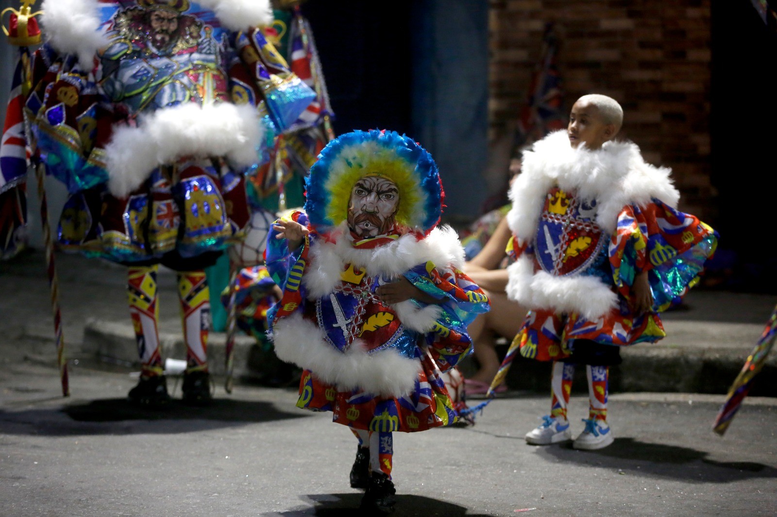 Bate-bolas apresentam fantasias que contam até com led e reúnem 15 mil ...