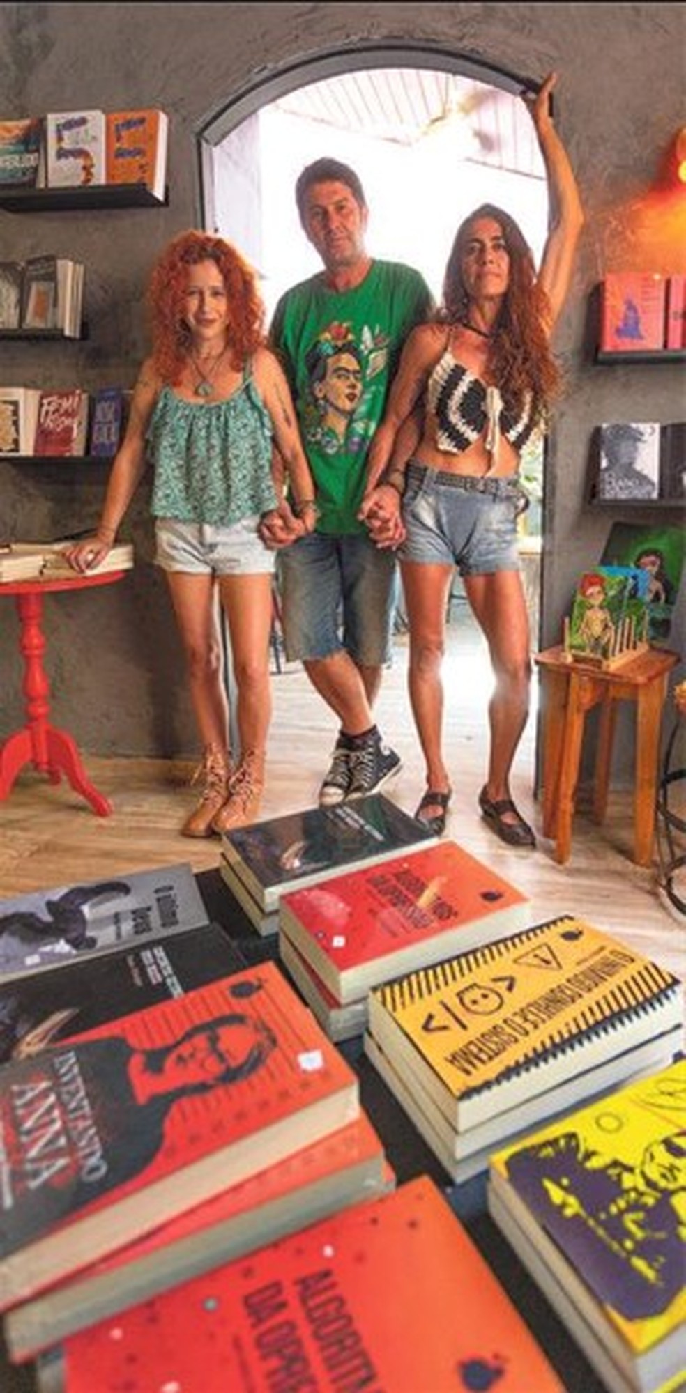 Um por todos e todos pela arte: três artistas reformam casa e abrem ...