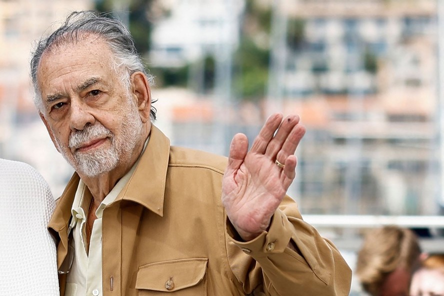 Francis Ford Coppola aparece assediando figurantes nos bastidores de ...