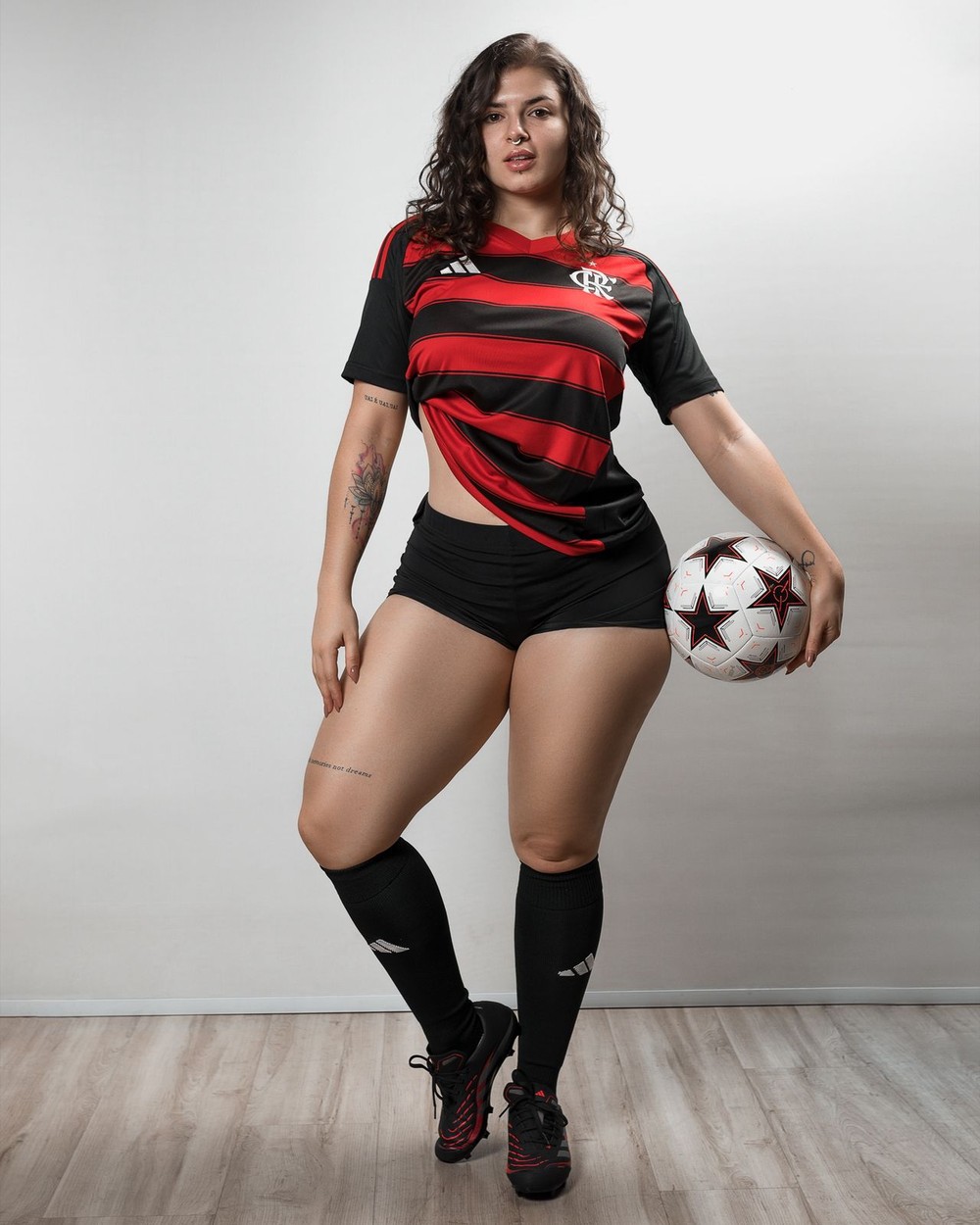 Musa do Flamengo relata golpe após pagar R$ 3 mil por camiseta com autógrafos falsos