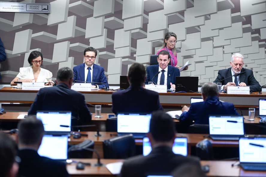 Comissão do Senado aprova indicados por Lula para o Banco Central