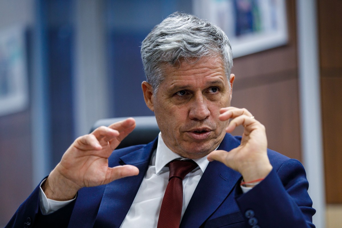 Alvo do MST, ministro do Desenvolvimento Agrário consegue sair da lista ...