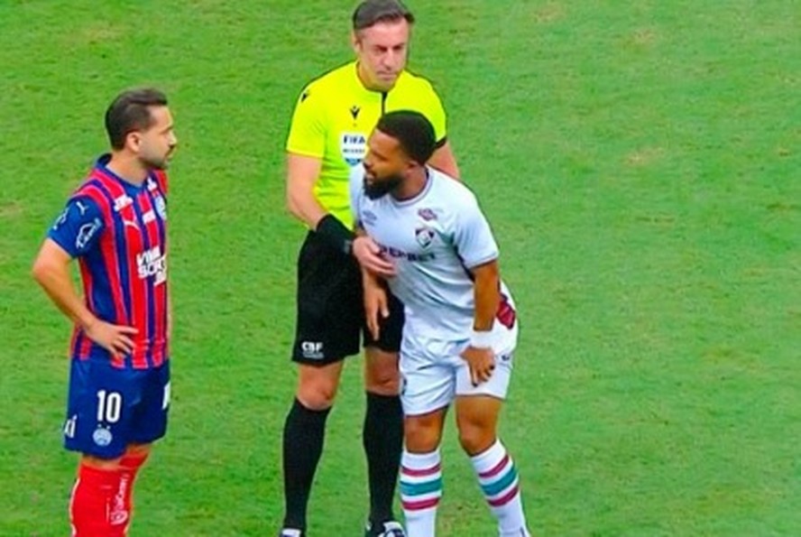 Samuel Xavier, do Fluminense, sente dores na perna e deixa o campo no ...