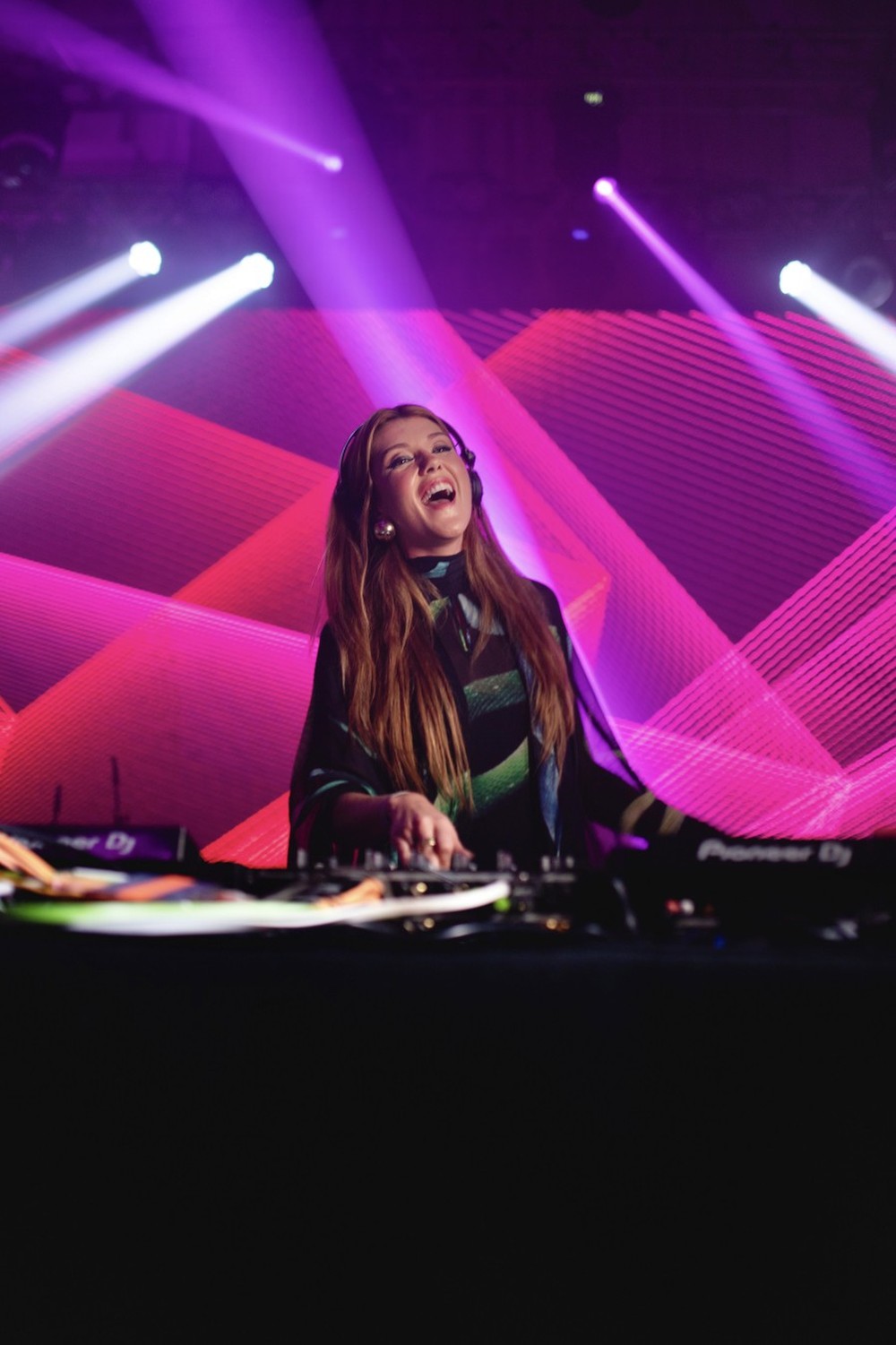 Conheça a DJ Carol Emmerick, uma das mais requisitadas do Rio