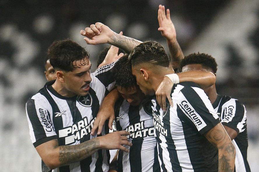 Botafogo bate o Atlético-GO e vence a primeira com o técnico Artur Jorge