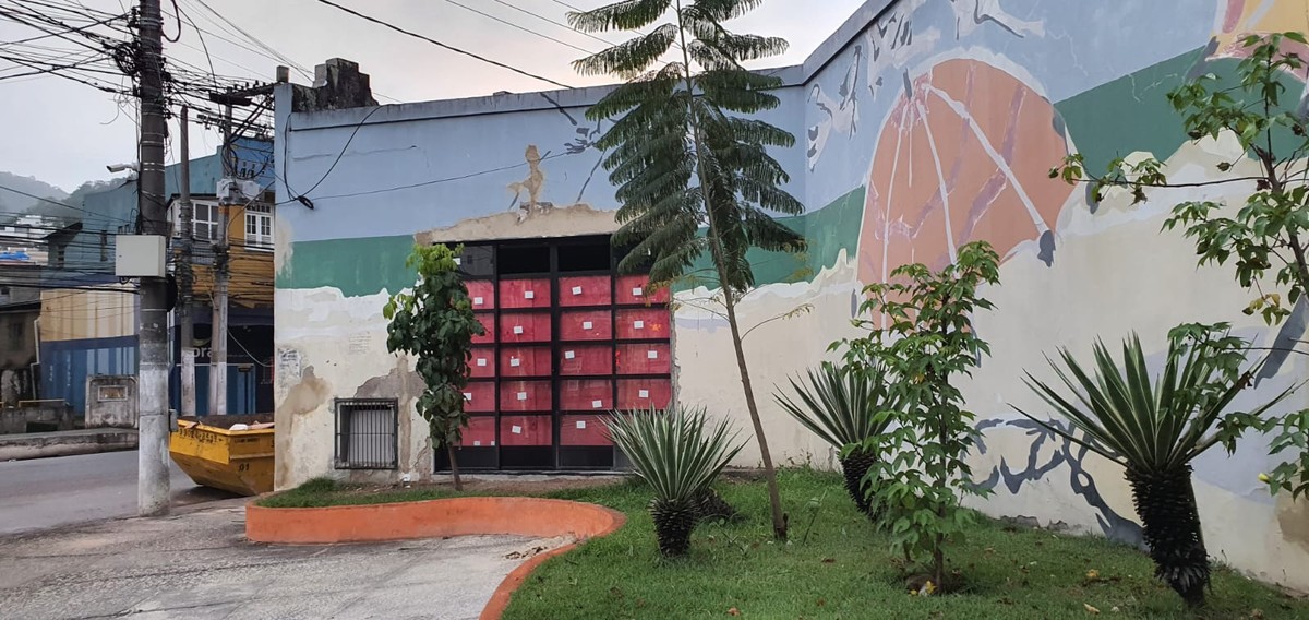 Ilegal, e daí? Bar do Largo do Marrão abre, sem autorização, porta e ...