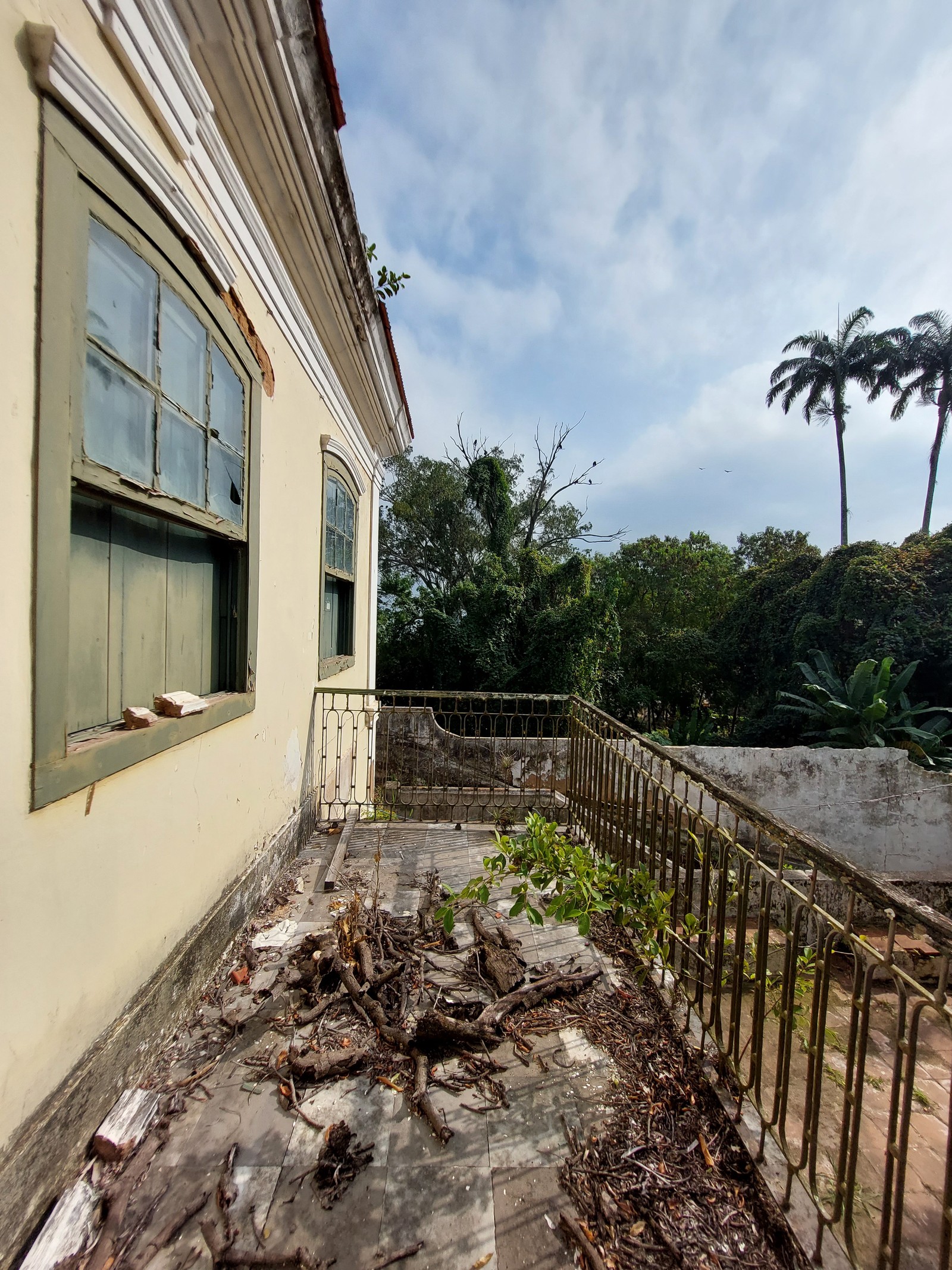 Abandonada, antiga cocheira vira favela em Paquetá