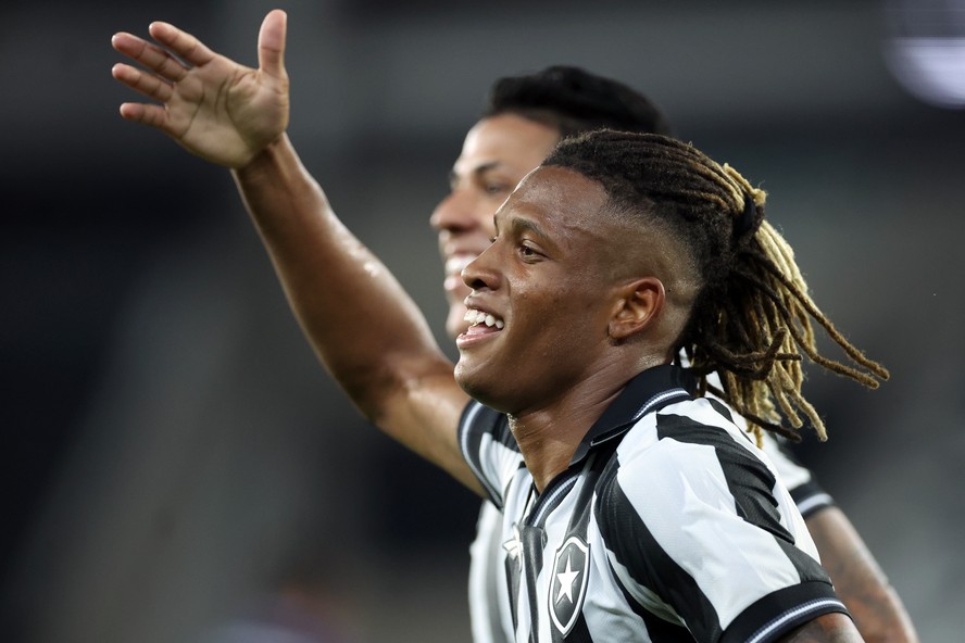 Sob os olhares de Ancelotti, Danilo decide e Botafogo vence Racing pela ...