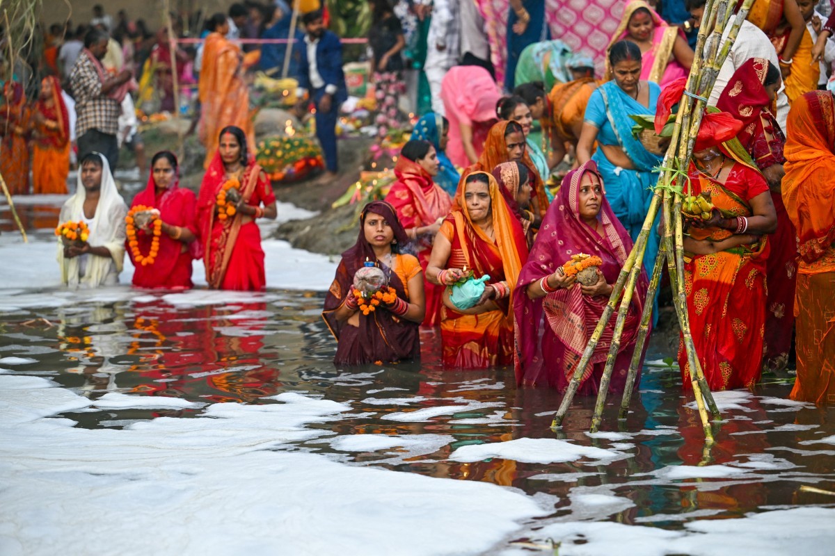 Em festival hindu, milhares de pessoas tomam banho em rio considerado ...