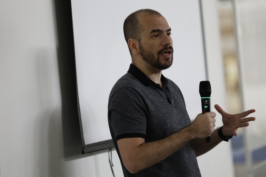 Dez anos depois vencer o 'Nobel da matemática', pesquisador brasileiro ...