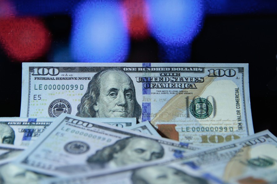 Dólar fecha abaixo de R$ 5,70 pela primeira vez em mais de três meses