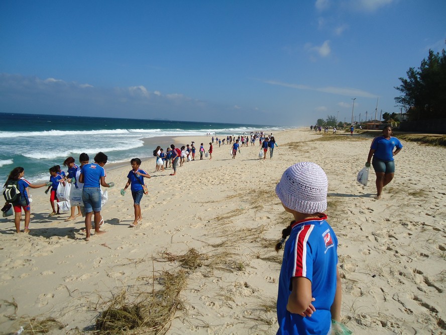 Mutirão de limpeza na praia marca a chegada do verão
