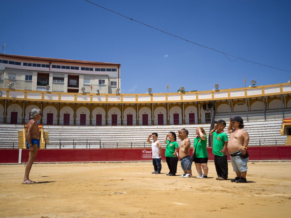 Artistas com nanismo defendem tradição de touradas 'cômicas', proibidas ...