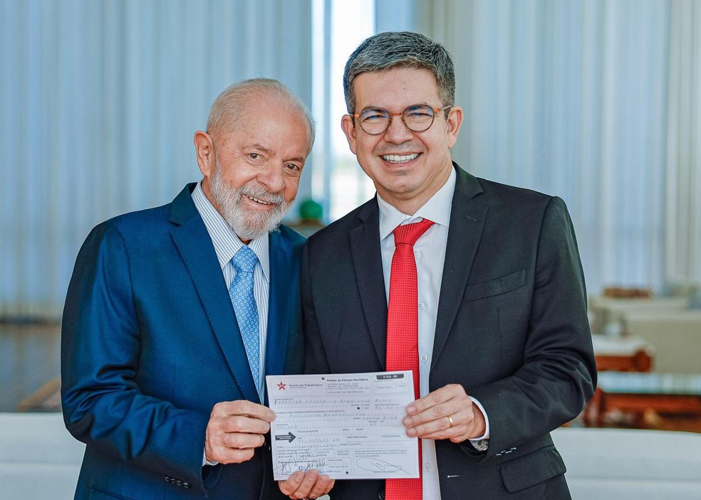 Após mais de um ano sem partido, Randolfe Rodrigues se filia ao PT