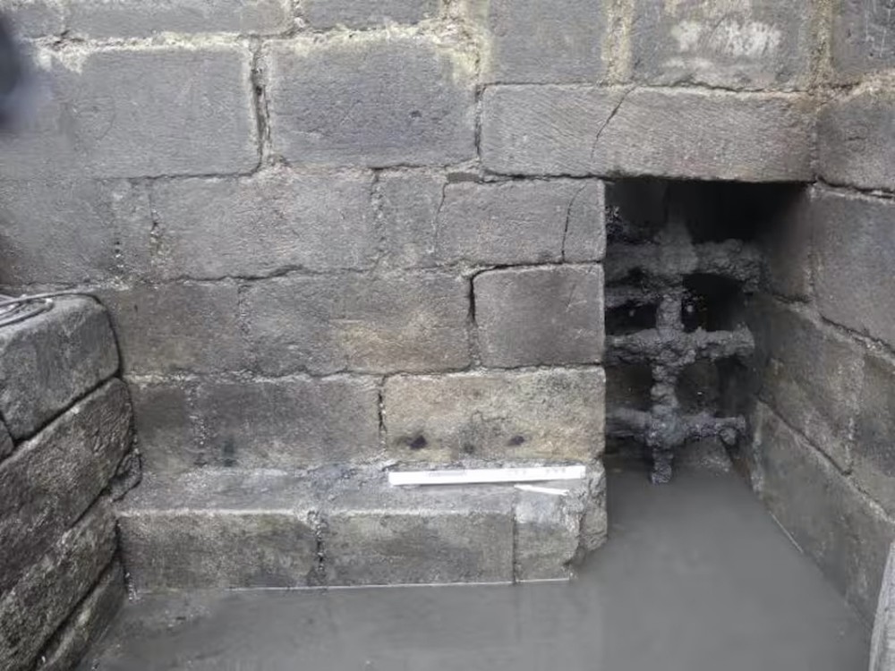 Fosso com água, sistema de drenagem e escadarias intactas: castelo do ...