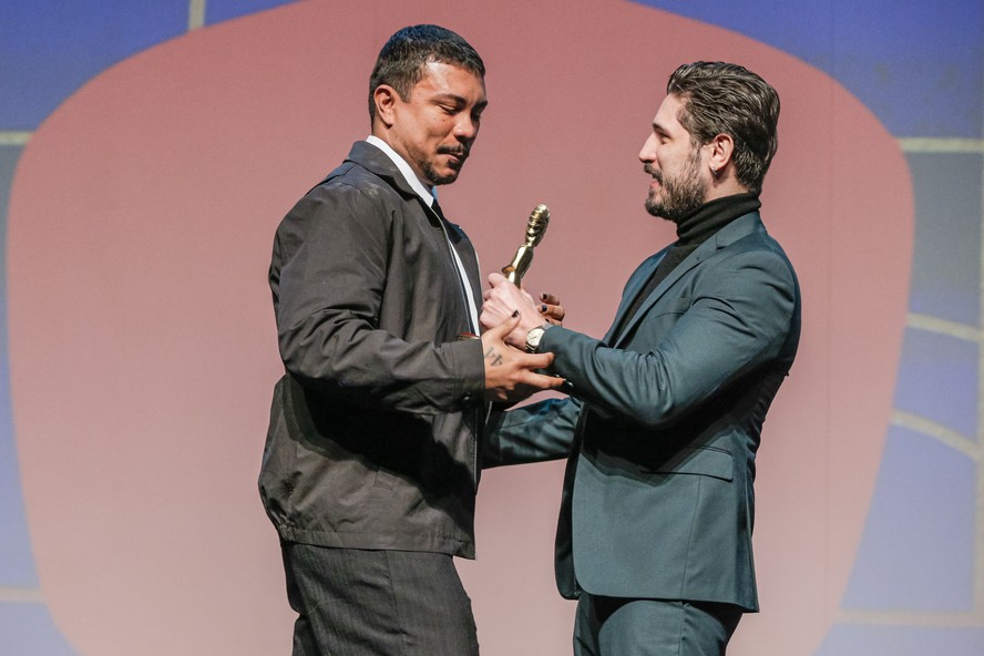 Xamã conquista Kikito de melhor ator coadjuvante no Festival de Gramado ...
