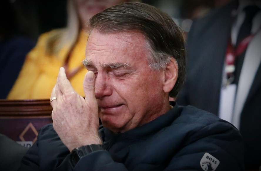Bolsonaro vai à igreja, chora, e Michelle discursa sobre dias difíceis ...