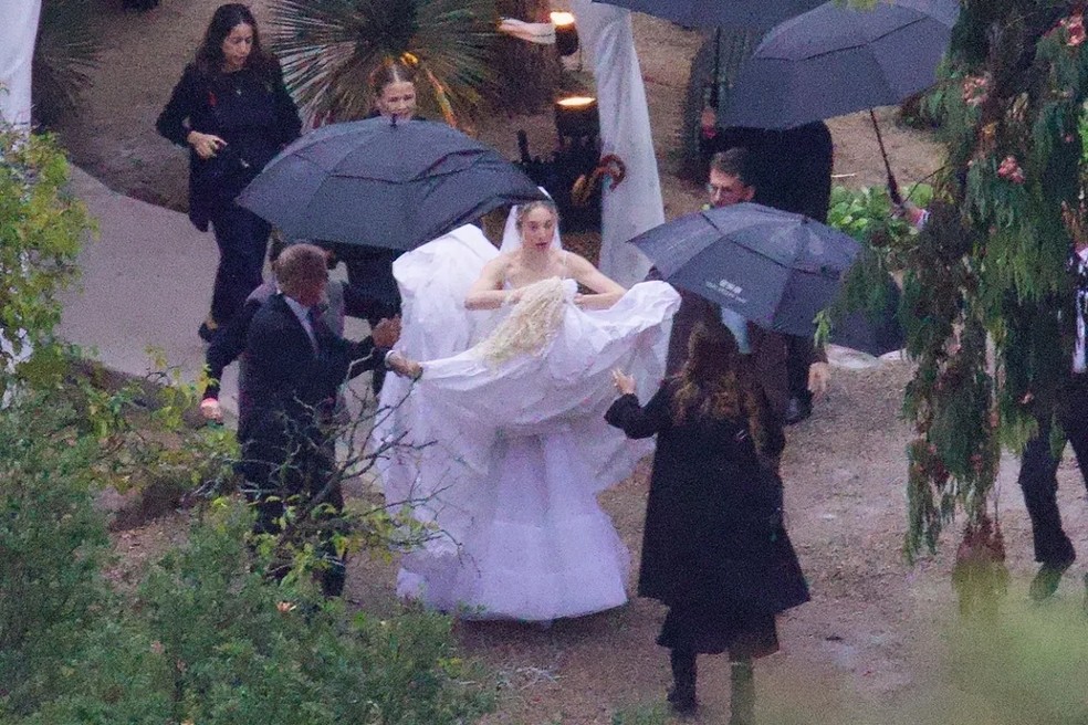 Taylor Swift brilha em vestido dourado no casamento de Este Haim na ...