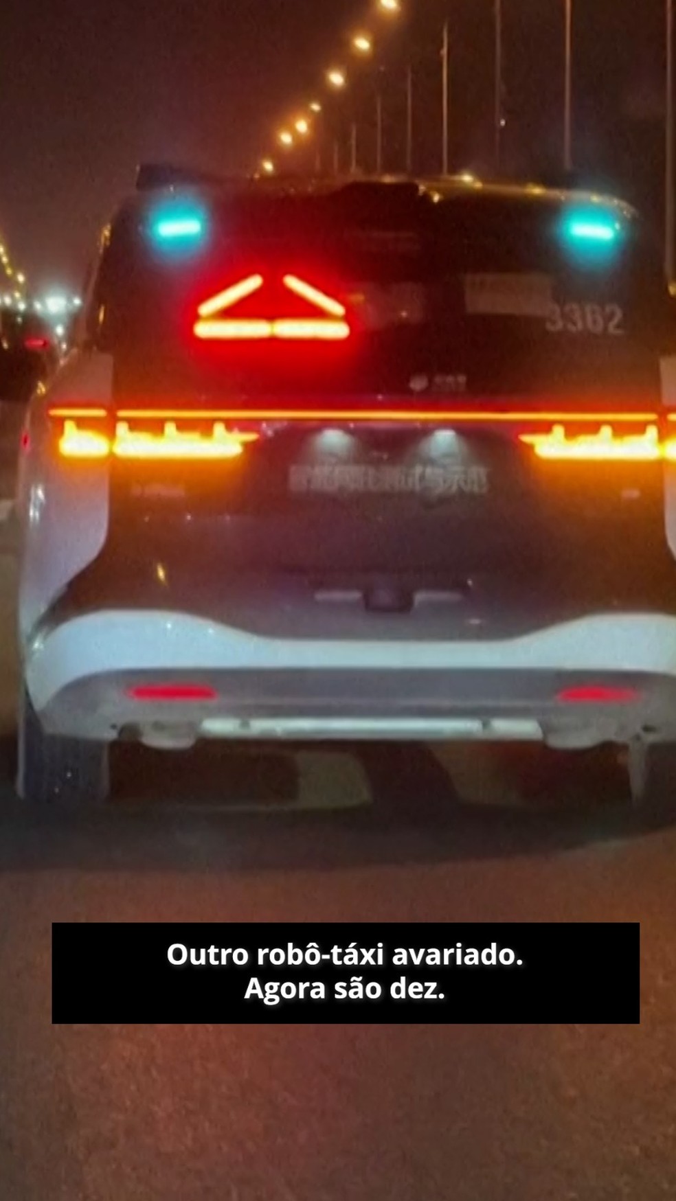 Pane em táxis sem motorista deixa passageiros presos dentro de veículos ...