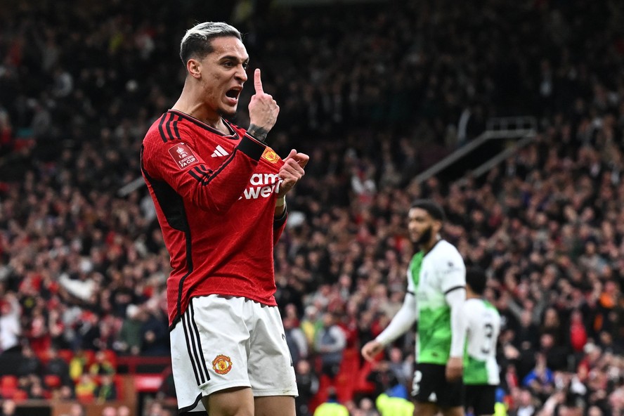 Antony se aproxima de saída do Manchester United com retorno ao Real Betis