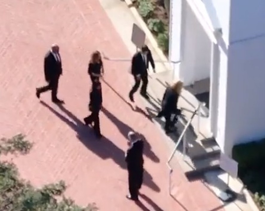 Matthew Perry: vídeo mostra chegada de atores de Friends a velório