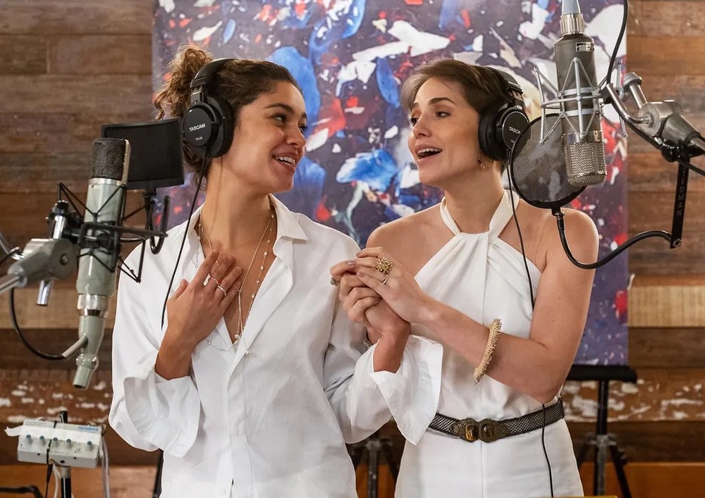 Vídeo mostra Letícia Colin e Sophie Charlotte gravando tema de abertura de 'Todas as flores ...
