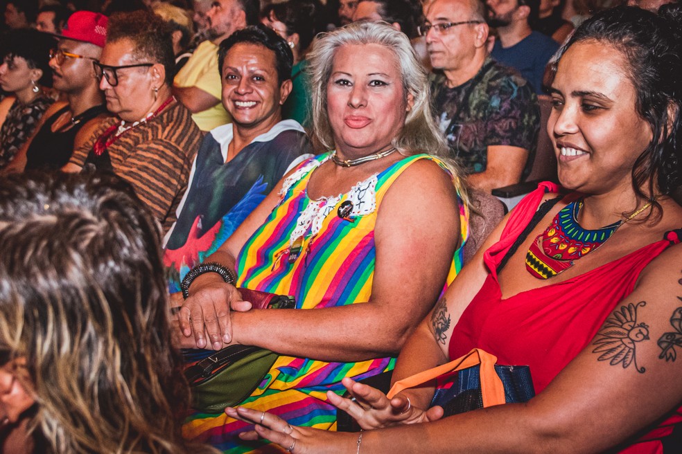 Pais com filhos trans e público diverso roubam a cena na peça ...