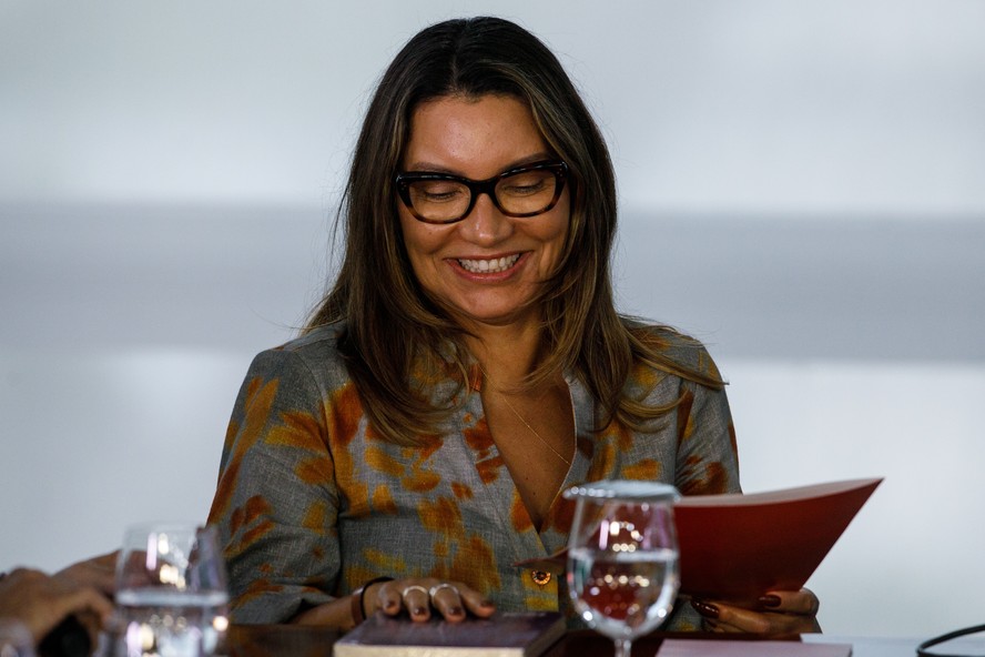 Janja vai a Roma, a convite do ministro