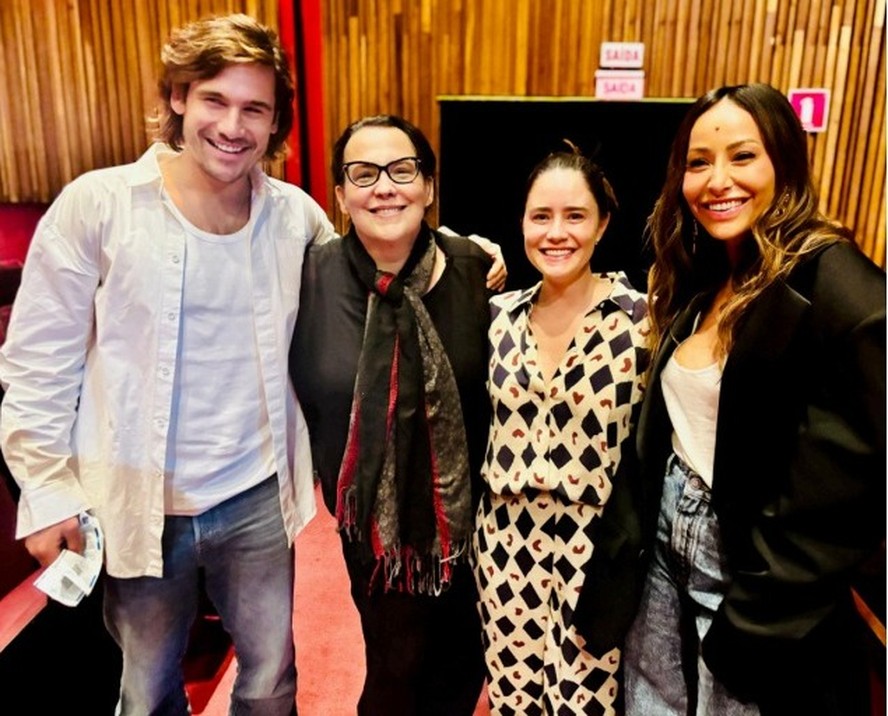 Nicolas Prattes e Sabrina Sato prestigiam Ana Beatriz Nogueira e ...