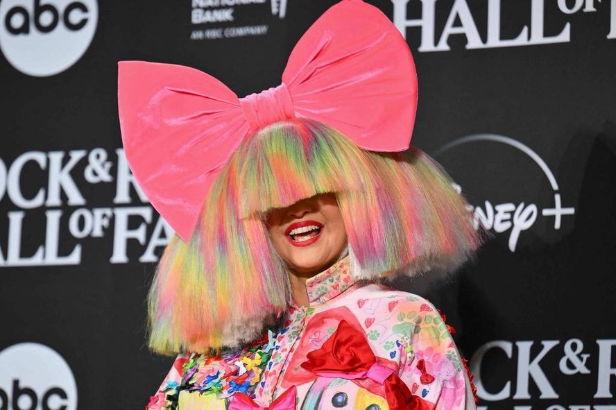 Sem mostrar o rosto, Sia chega aos 50 após conquistar o pop mundial e ...