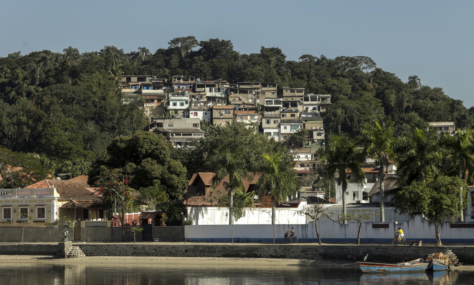 Abandonada, antiga cocheira vira favela em Paquetá