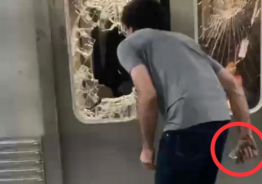 Homem é detido após quebrar vidros de trem do Metrô de São Paulo