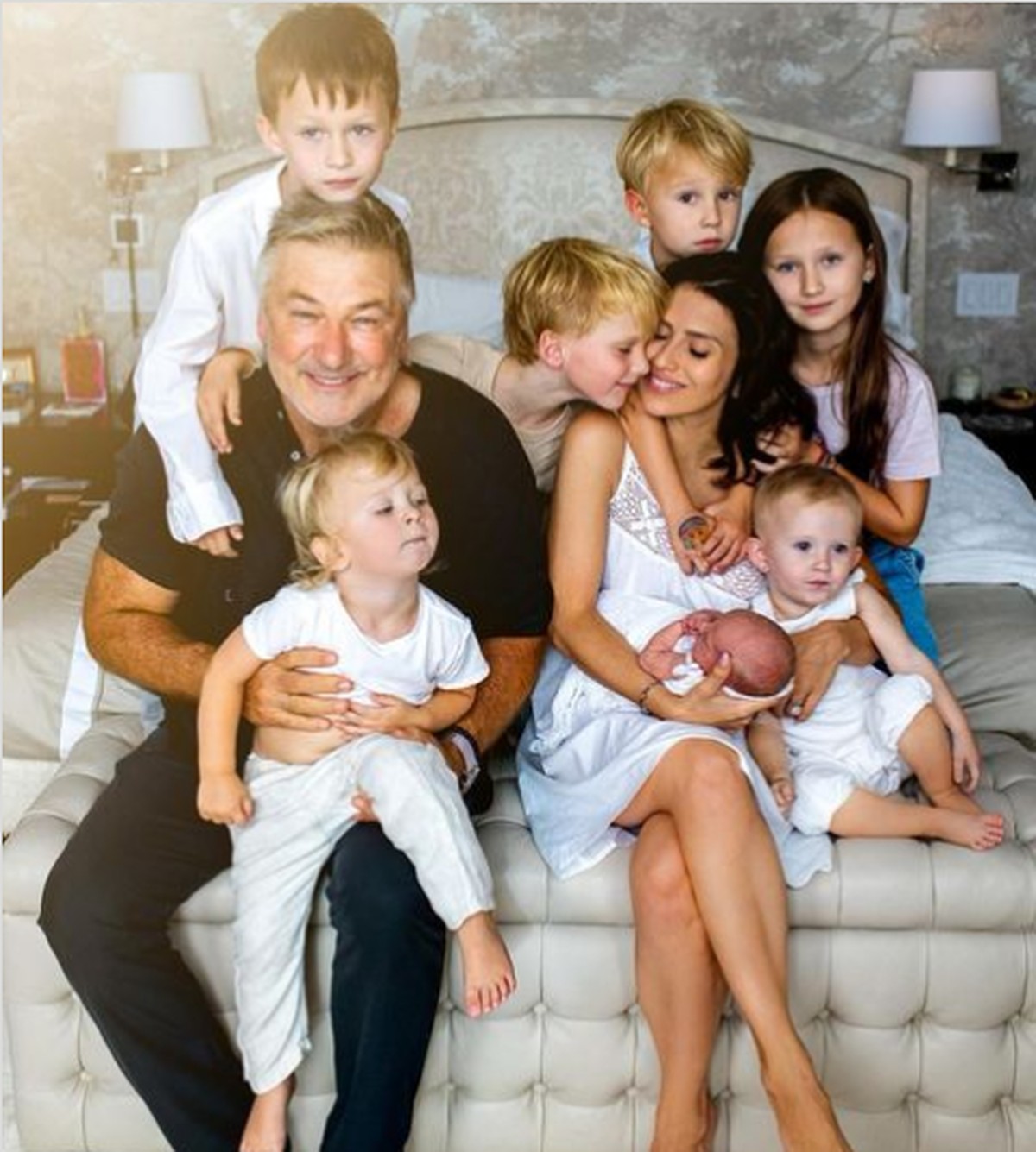 Mulher de Alec Baldwin posta primeira foto da filha caçula junto de ...