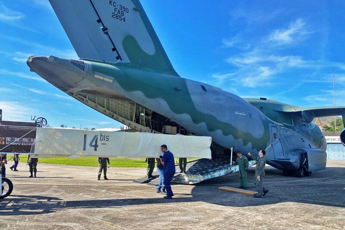 Maior aeronave brasileira voa com 14-Bis, de Santos Dumont, nos 150 ...