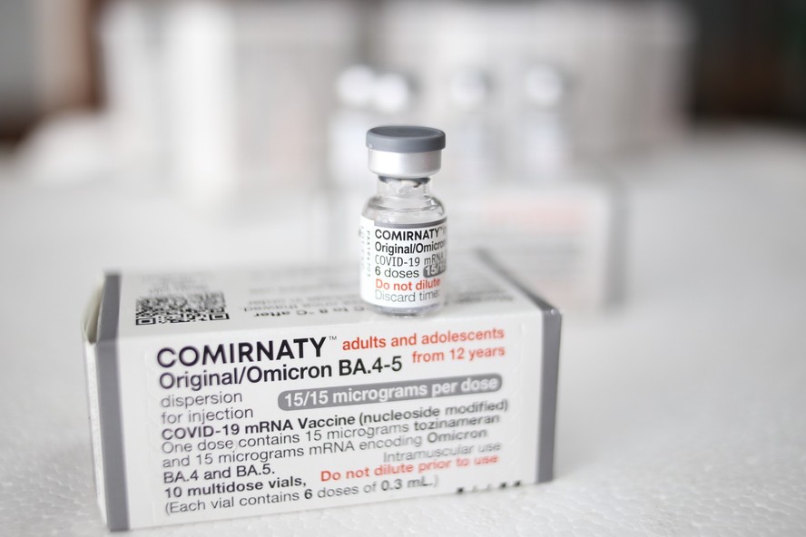 Vacina bivalente da Covid: entenda como a nova dose age no corpo e a ...