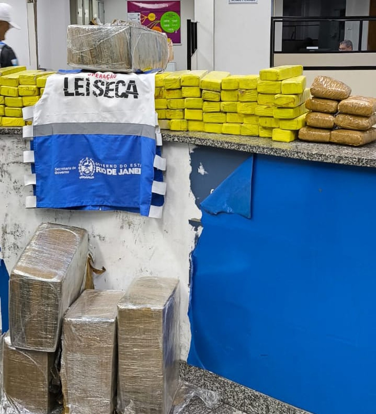 Agentes da Lei Seca apreendem 90 quilos de drogas durante blitz na Penha