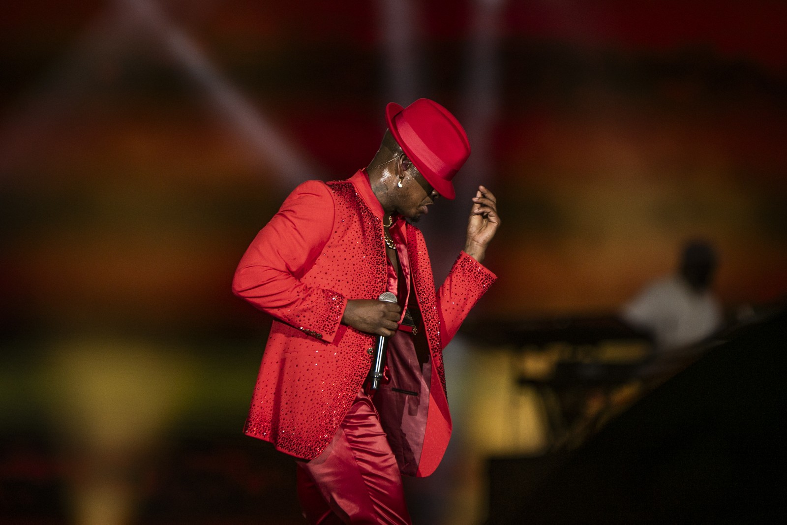 Mulher vence concurso promovido por Ne-Yo no Rock in Rio e ganha toalha ...