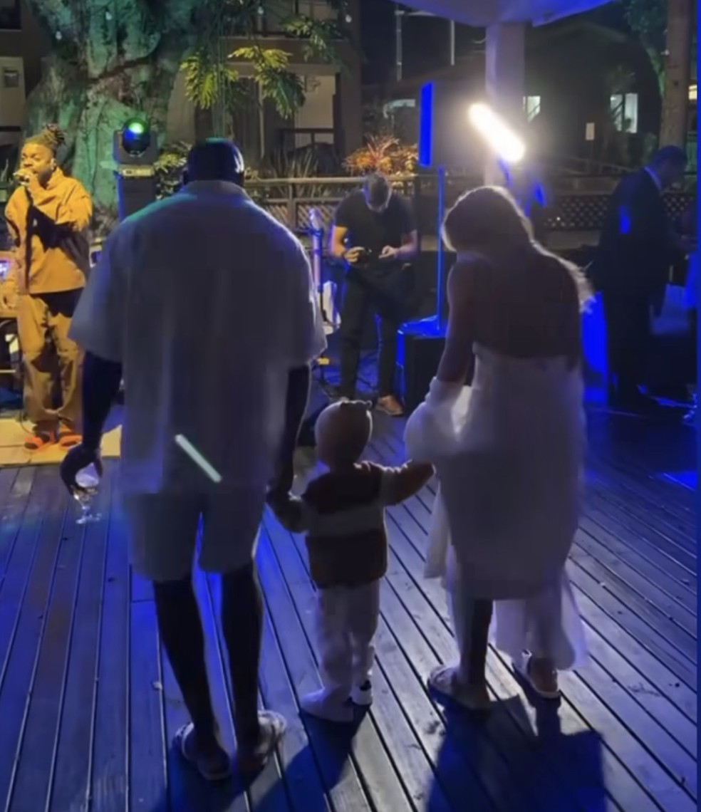 Rafael Zulu e Aline Becker reúnem convidados do casamento em luau